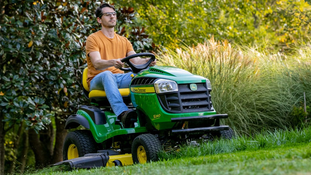 Tracteurs de pelouse | Tondeuses à gazon autoportées | John Deere CA